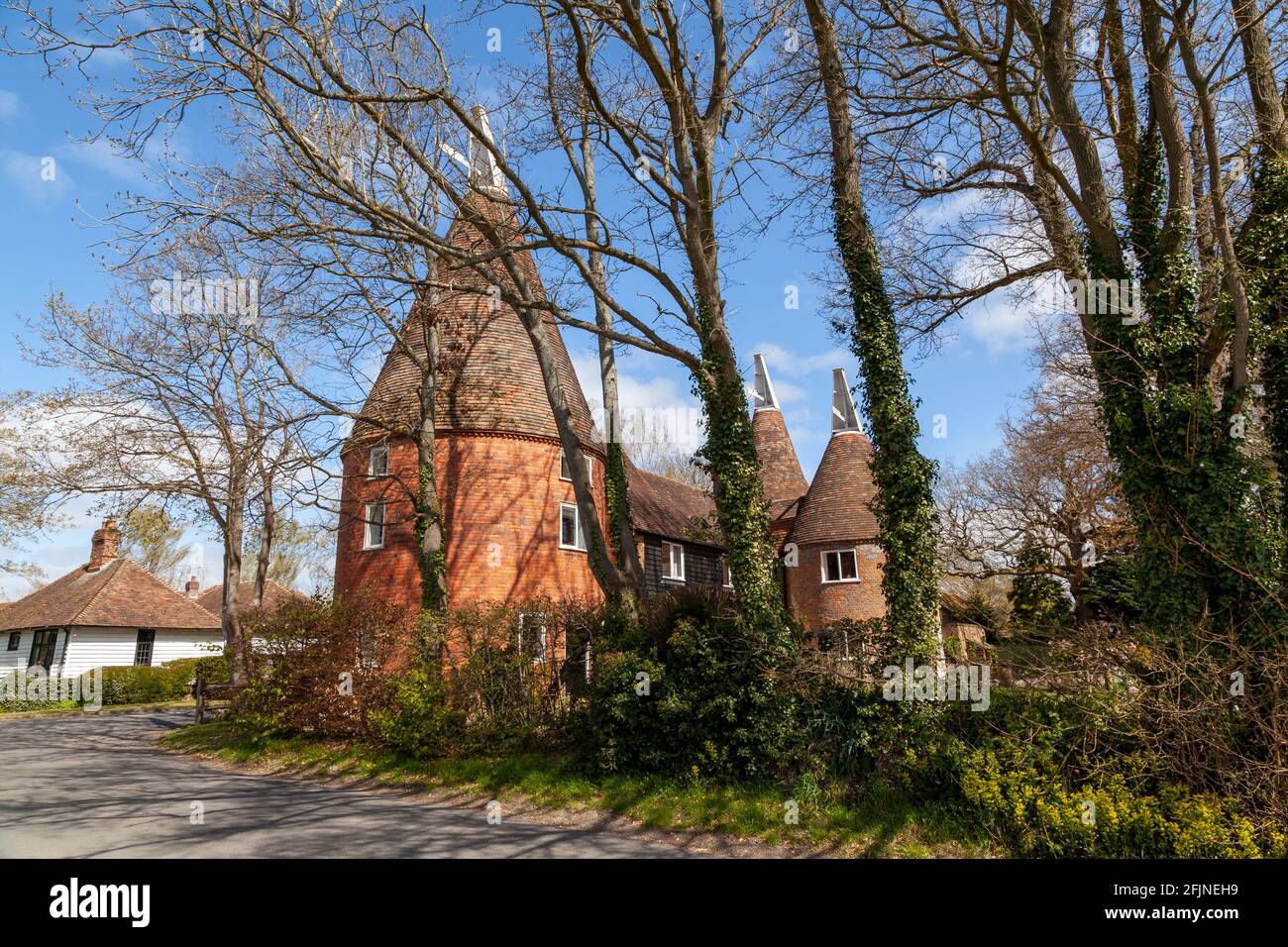 Traditional oast houses kent uk hi-res stock photography and images - Alamy