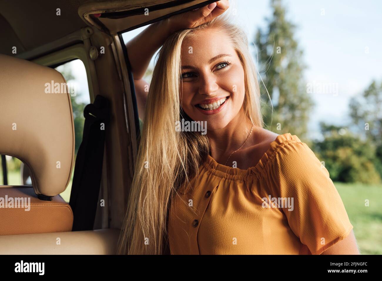 Beautiful blond woman in casual clothes leaning on camper van Stock ...