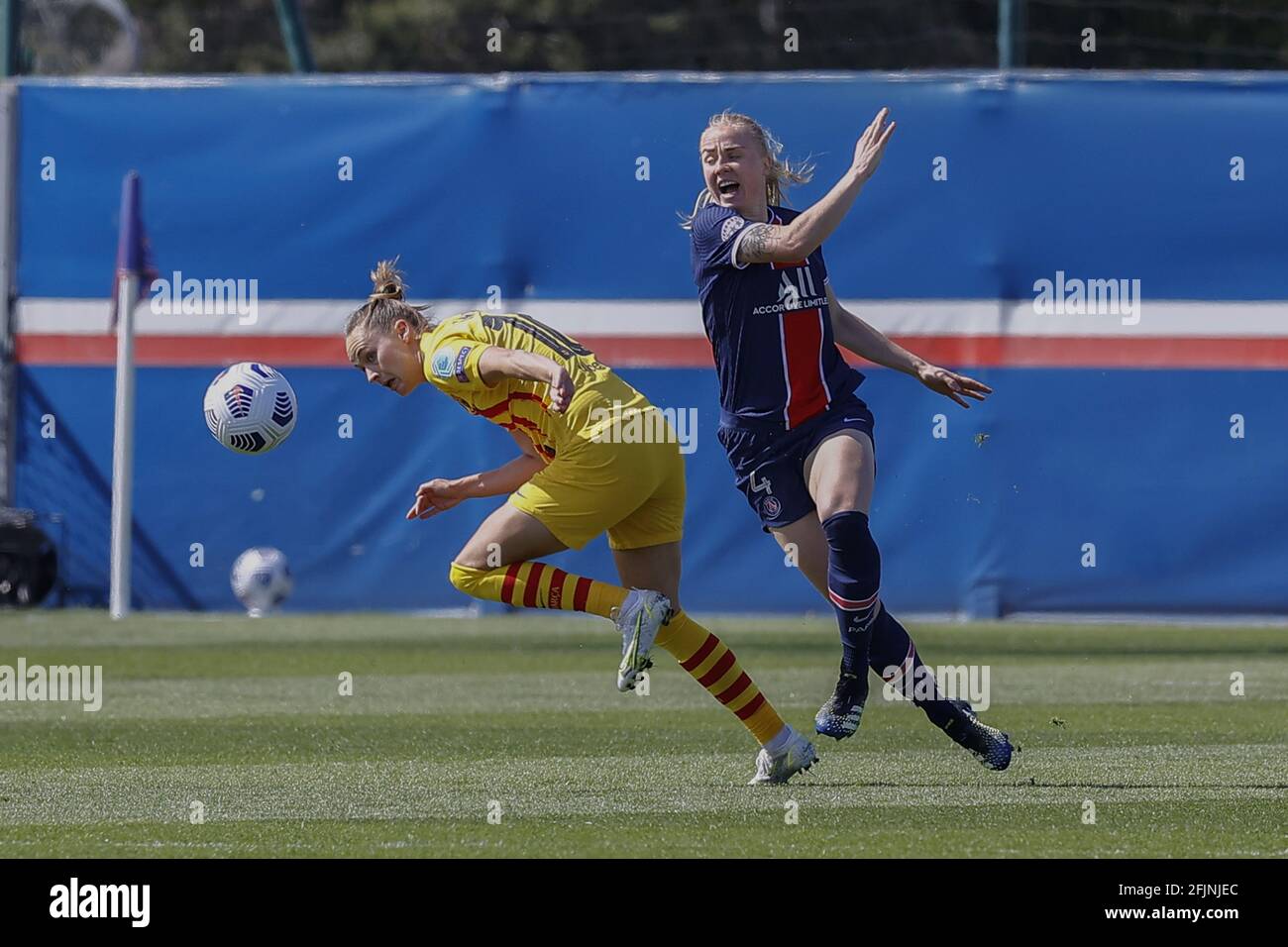 Caroline Graham Hansen of FC Barcelona and Paulina Dudek of PSG during ...