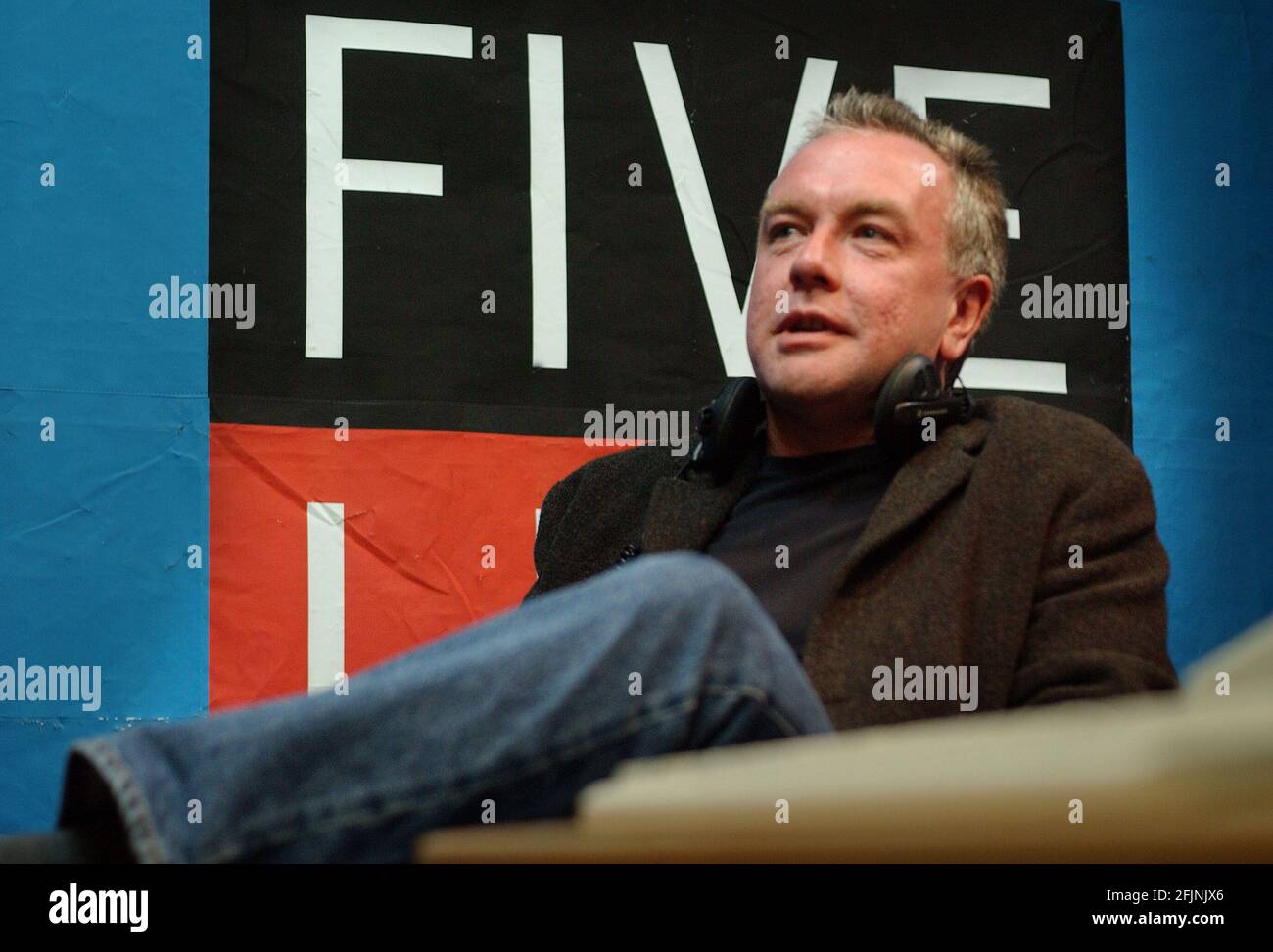 MATTHEW BANNISTER IN THE 5 LIVE STUDIO. 27/10/03 PILSTON Stock Photo ...