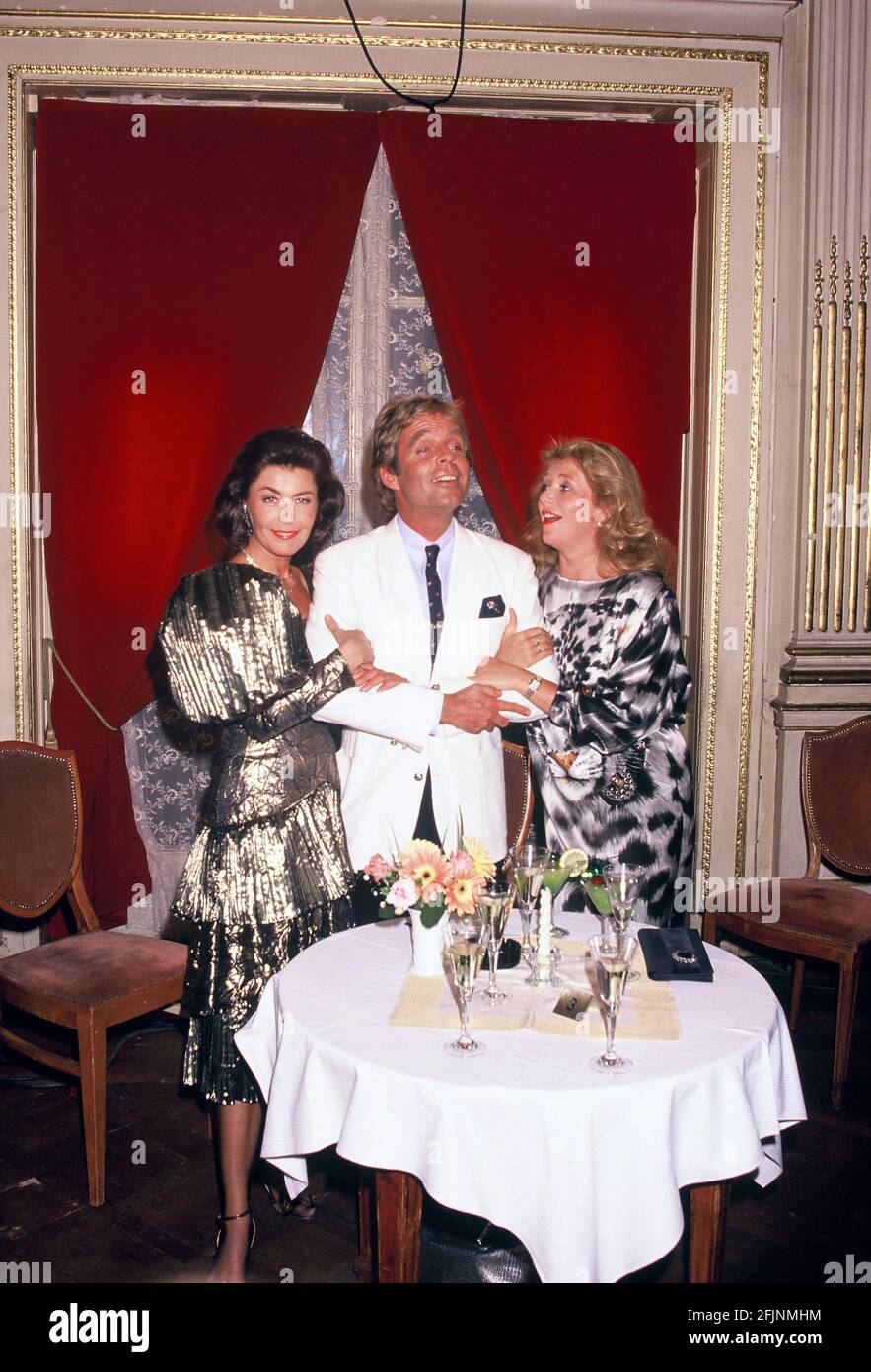 27 May 1988, North Rhine-Westphalia, Cologne: Actors Thekla Carola Wied ...