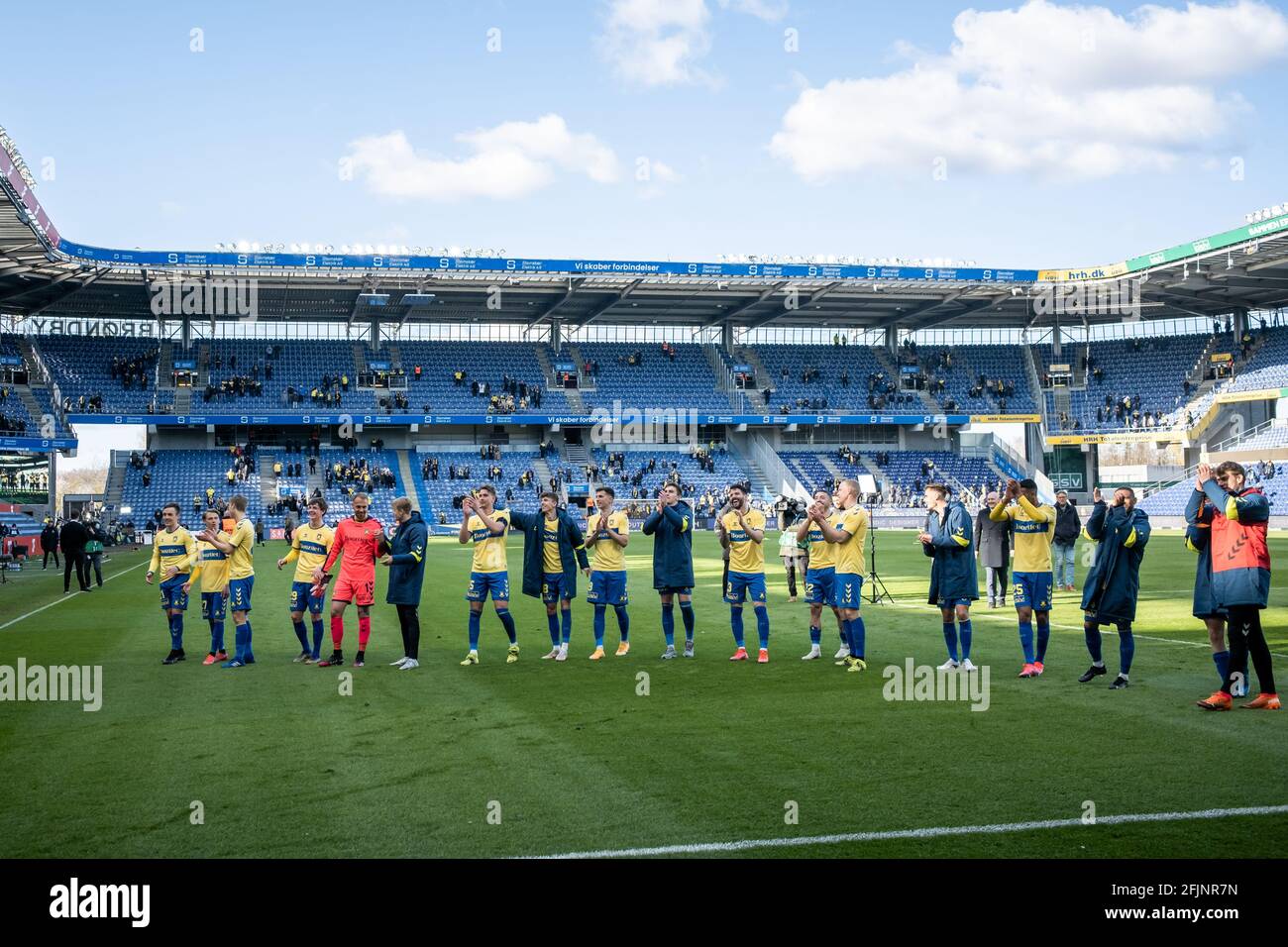 Fans clapping football match hi-res stock photography and images - Alamy