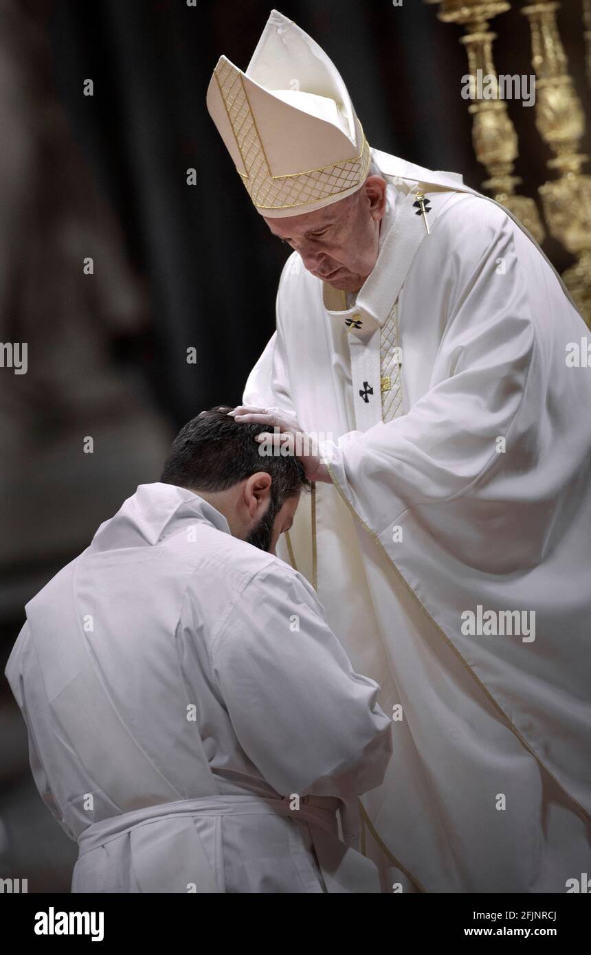 Vatican City, Vatikanstadt. 25th Apr, 2021. Pope Francis presides over ...