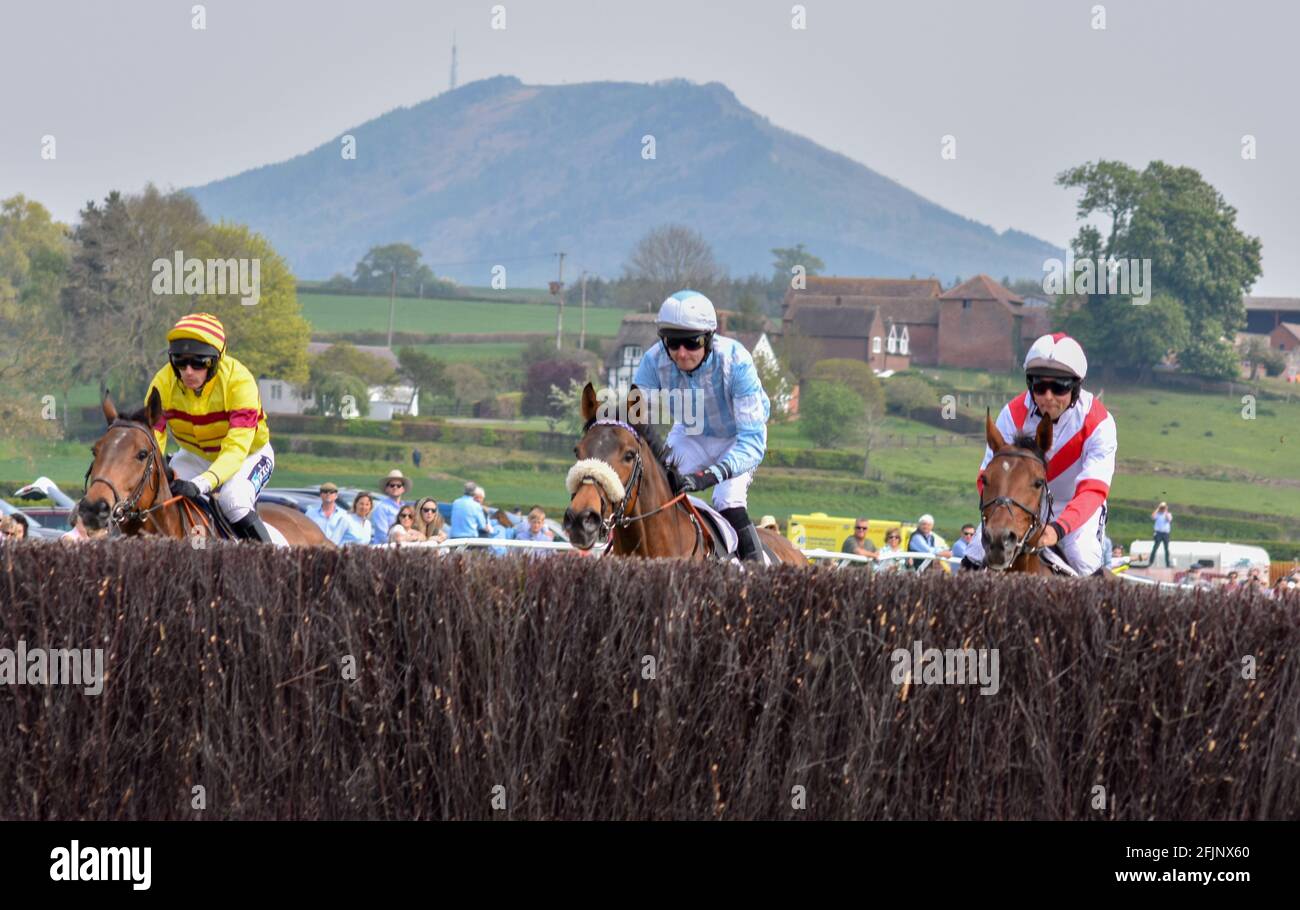 Eyton Races on a beautiful Easter Monday, Horse Racing at its best ...