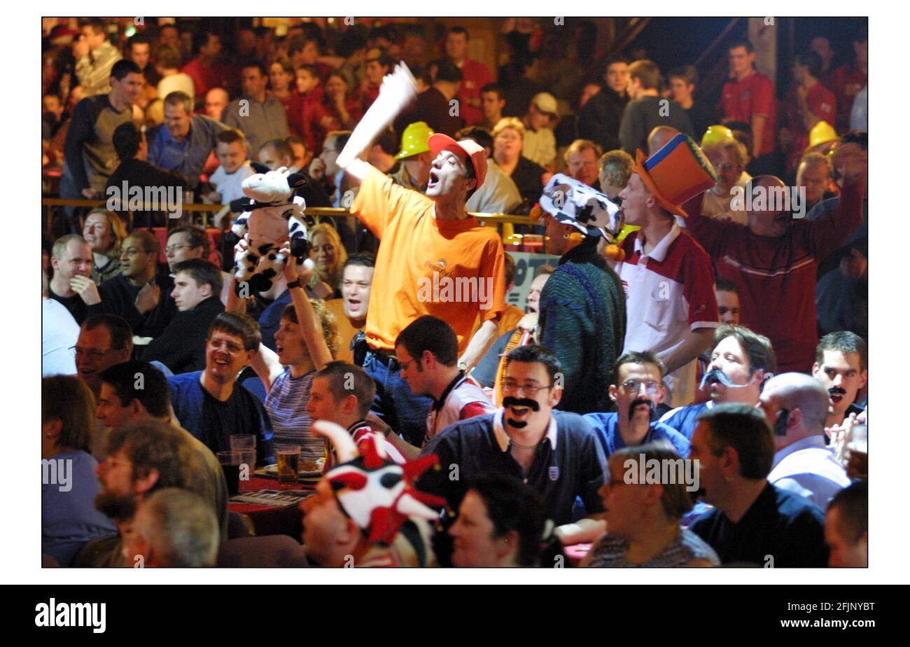 Embassy World Darts Championship.....Fans react to swings in the darts ...