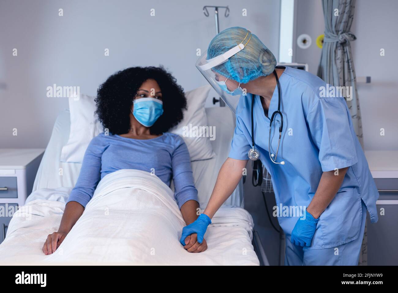 Hospital patient in bed mask hi-res stock photography and images - Alamy