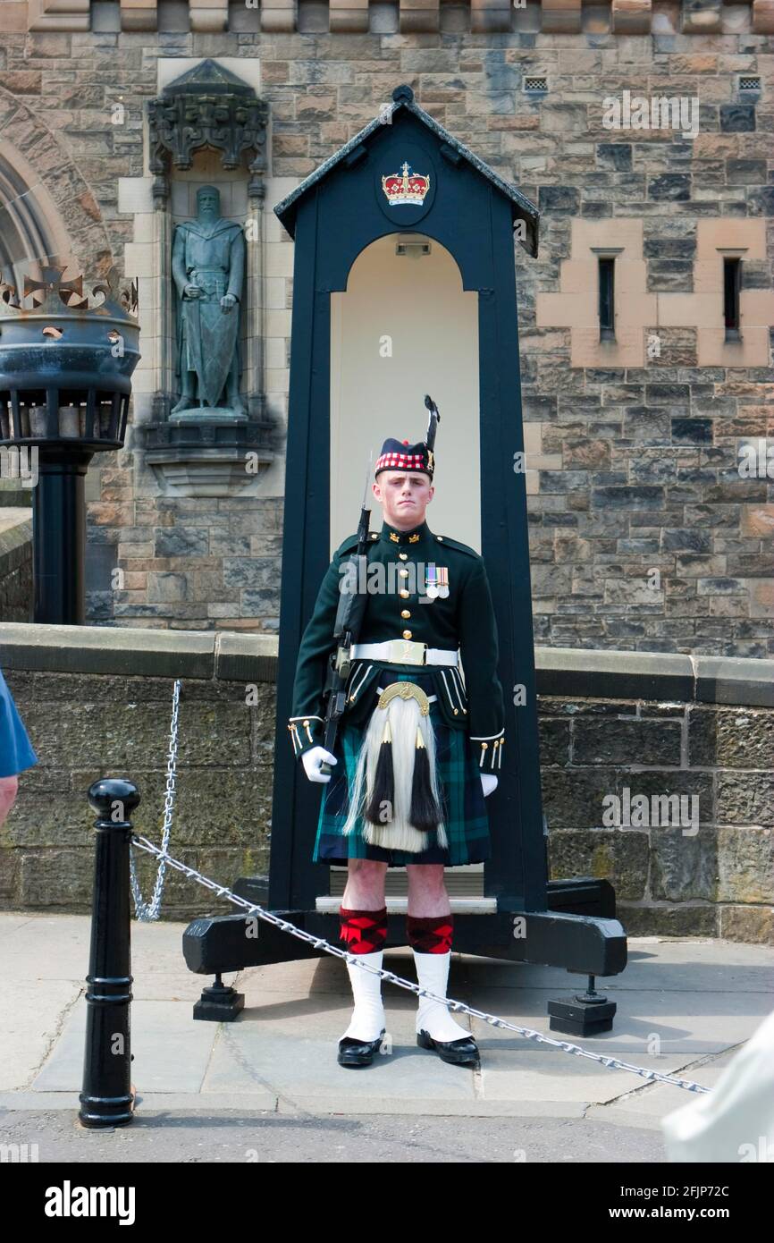 Guard soldier, sentry, Castle h, kilt, Edinburgh Castle, Edinburgh ...
