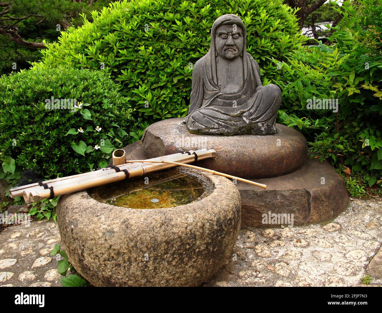 Japan water basin hi-res stock photography and images - Alamy