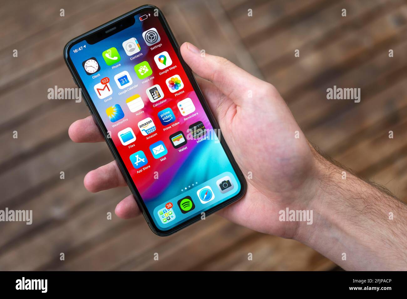 Hand haelt iPhone 11 Pro mit Homescreen, App-Icons, Smartphone Stock ...