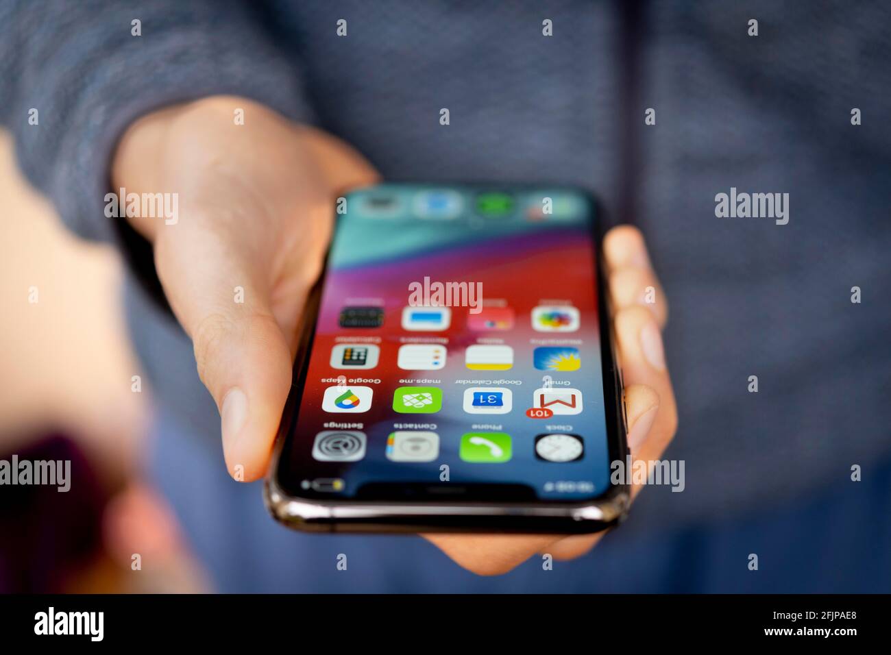 Hand haelt iPhone 11 Pro mit Homescreen, App-Icons, Smartphone Stock ...