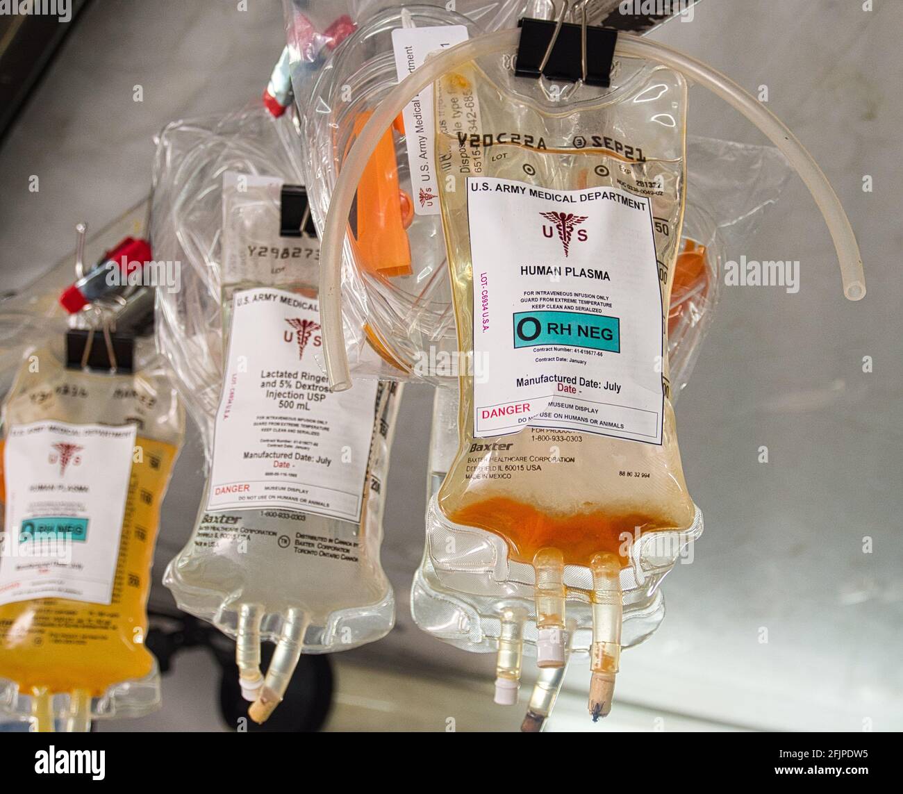 IV O Neg plasma transfusion at a military aid station Stock Photo - Alamy