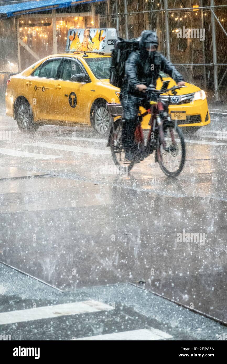Traffic in Midtown Manhattan During a Violet Spring Rainstorm, NYC, USA ...