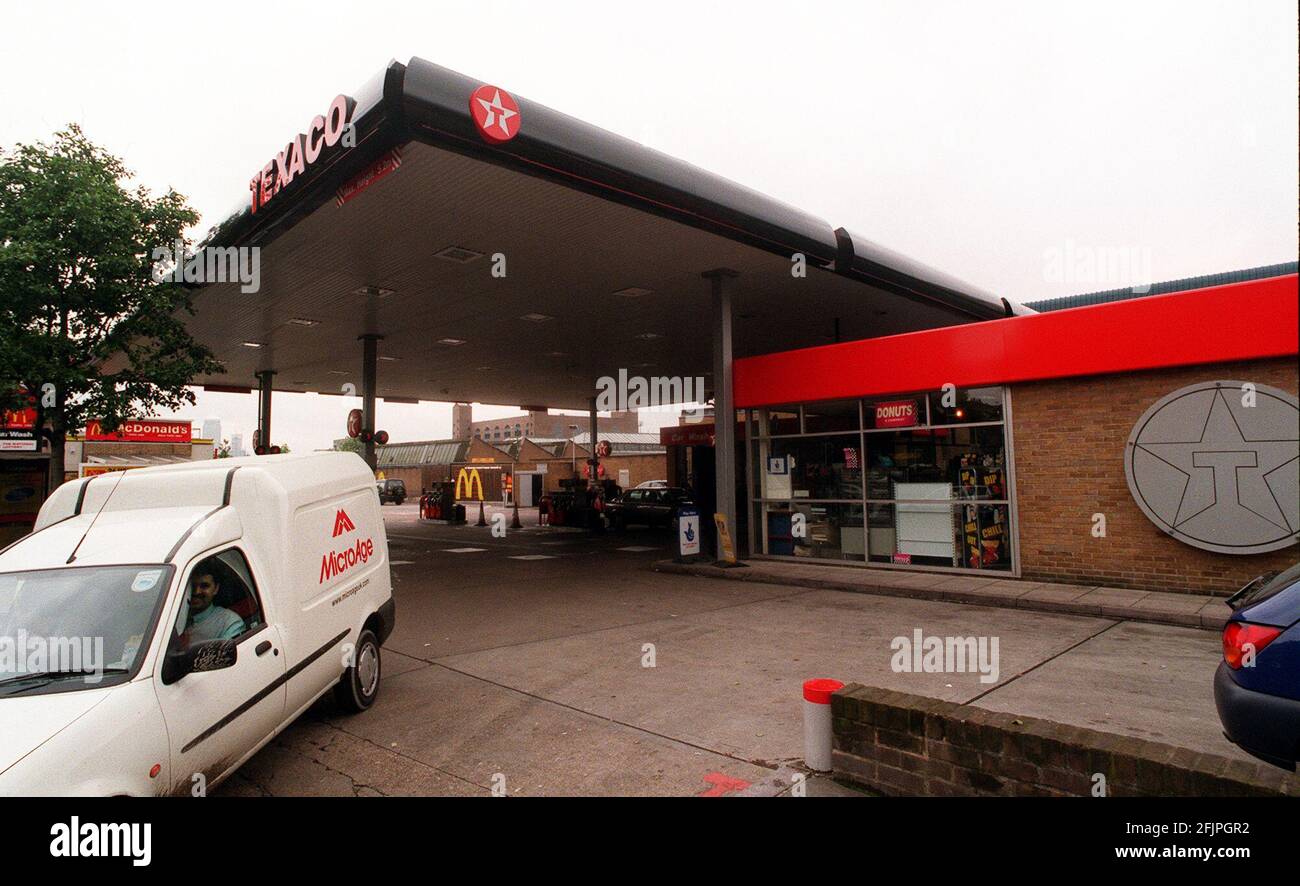 ONE OF THE TWO TEXACO PETROL STATIONS ON THE HIGHWAY IN LONDON Stock ...