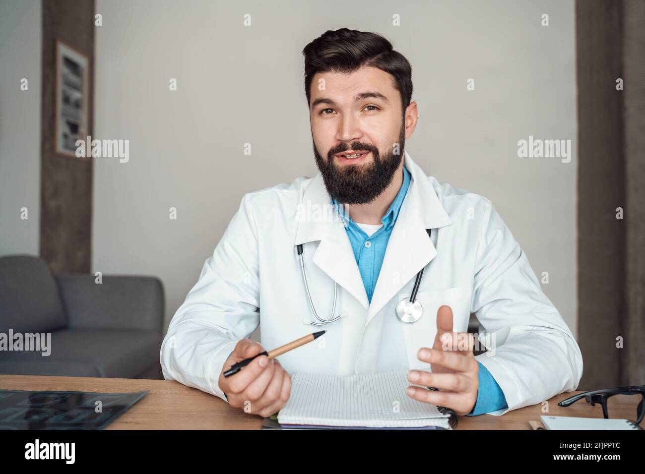 Explaining desk hi-res stock photography and images - Alamy