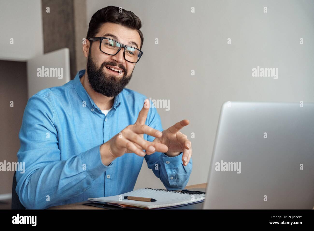 Video conference meeting hi-res stock photography and images - Alamy