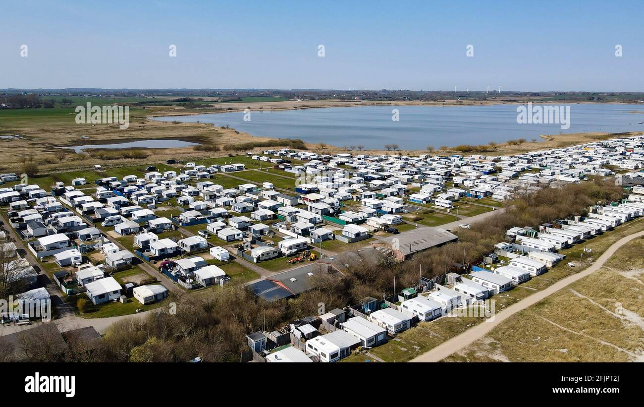 Damp, Germany. 19th Apr, 2021. The sun is shining on the camping site ...