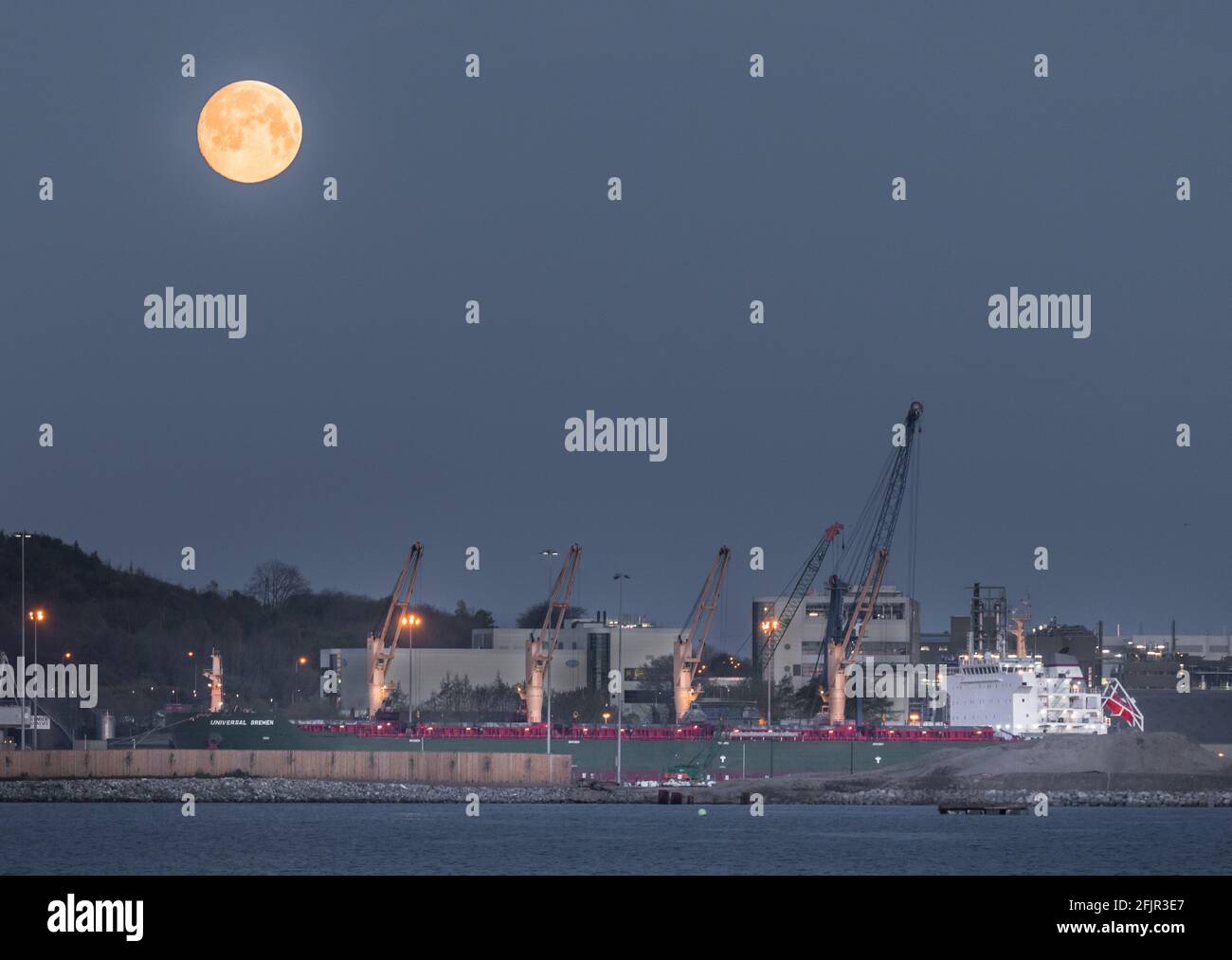 Full gantry cranes hi-res stock photography and images - Alamy