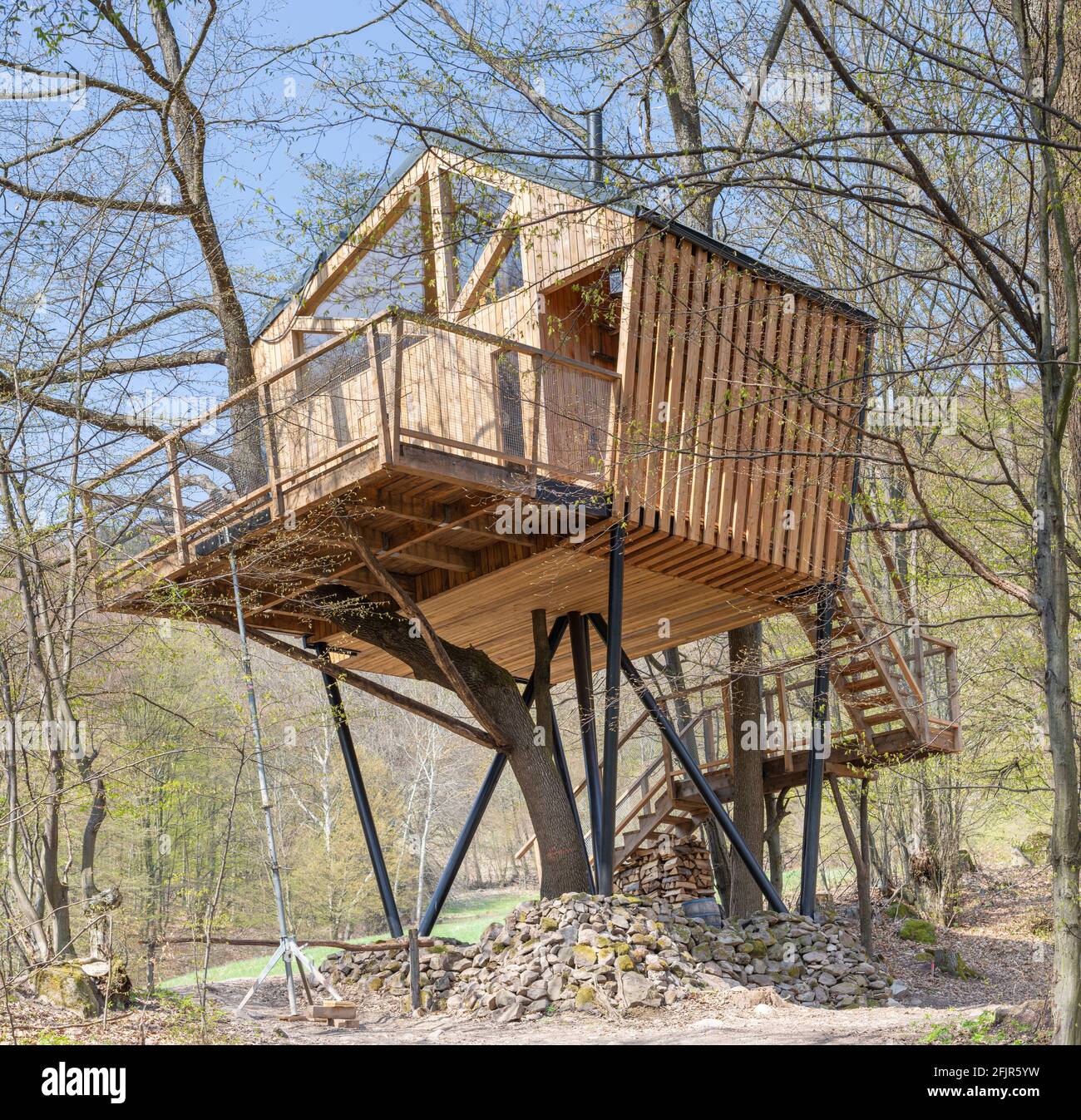 Wooden tree house hi-res stock photography and images - Alamy