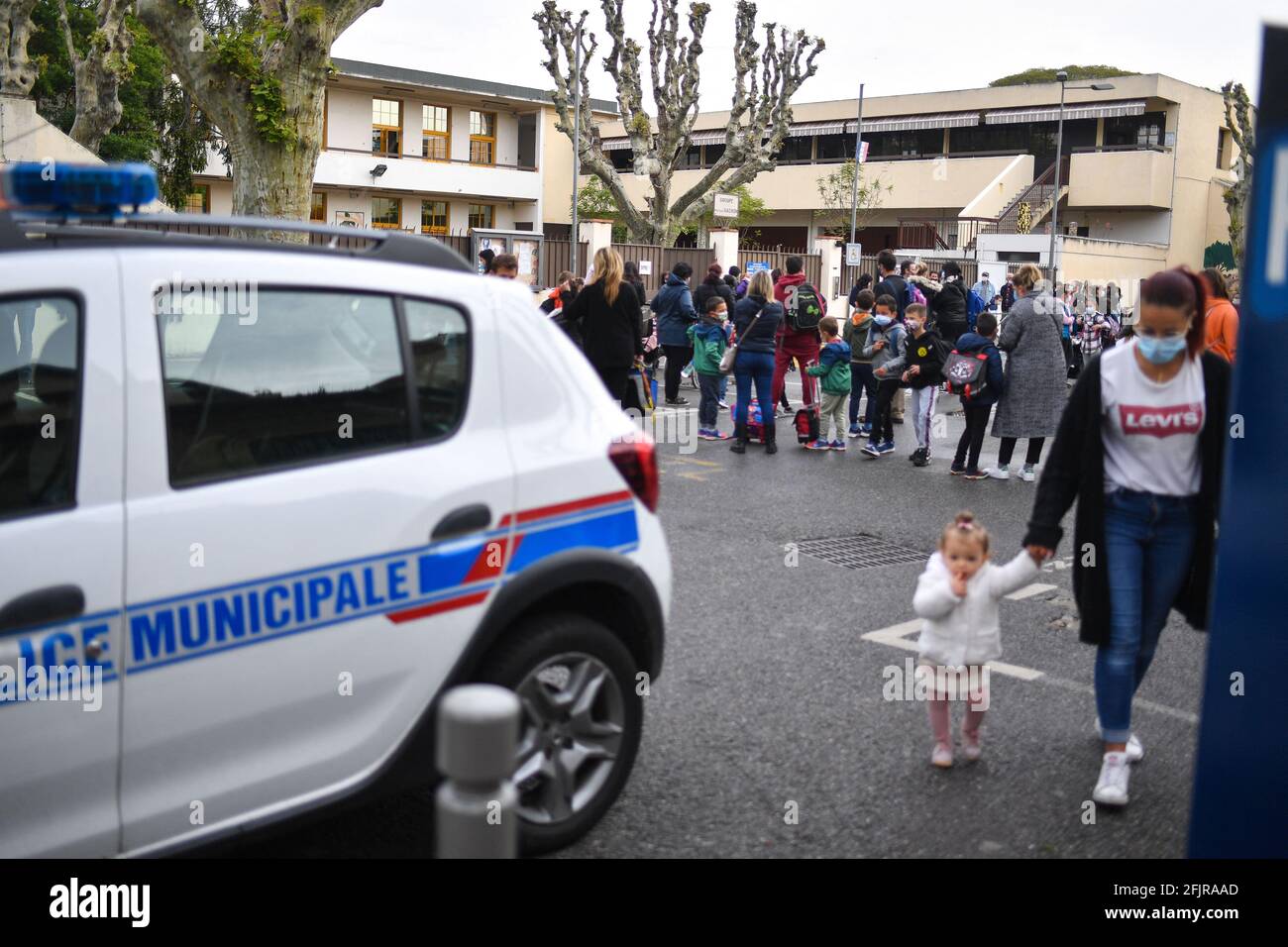 Back to school with strict protocol and mass screening tests. Golf-Juan ...