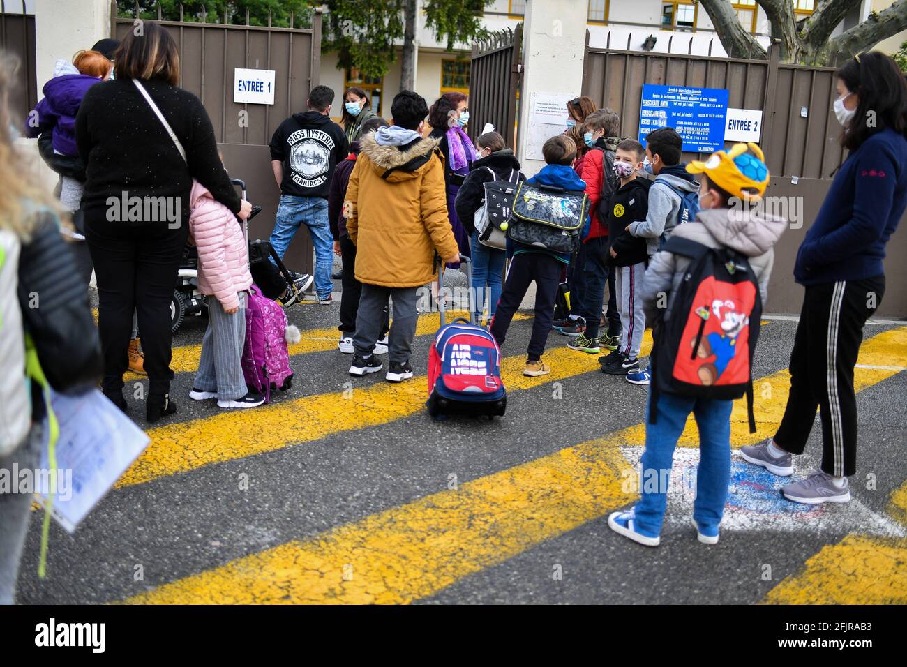Back to school with strict protocol and mass screening tests. Golf-Juan ...