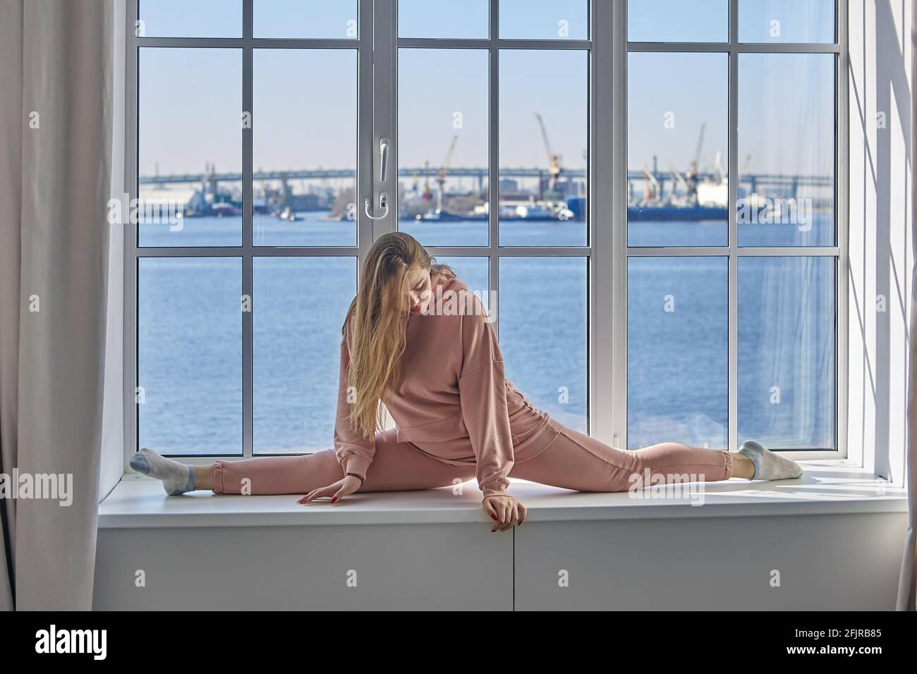 Home workout of cheerleader girl, flexible young woman make stretching ...