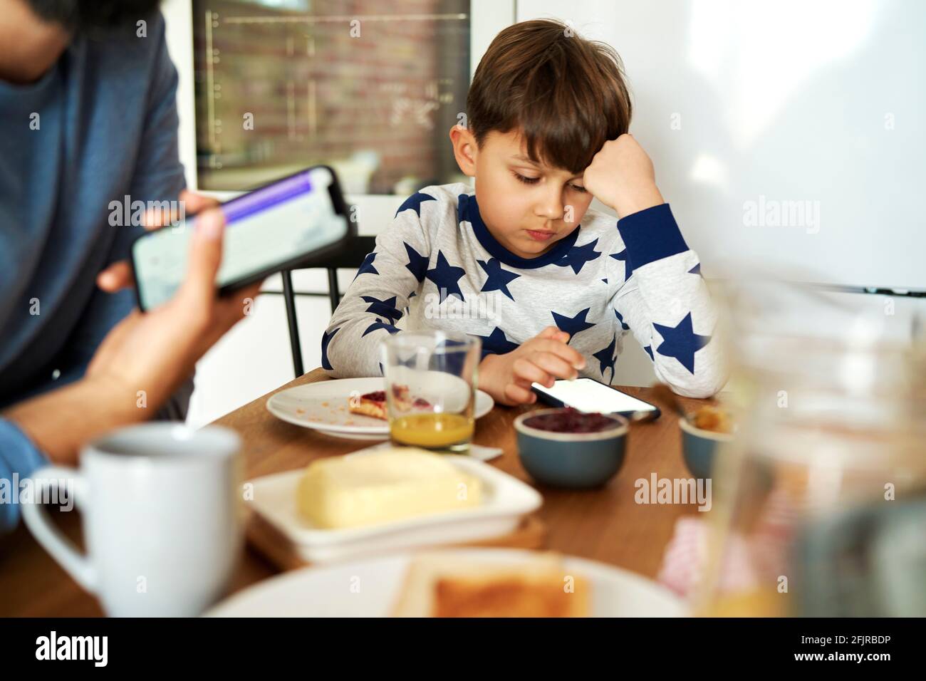 Using phone while eating family hi-res stock photography and images - Alamy