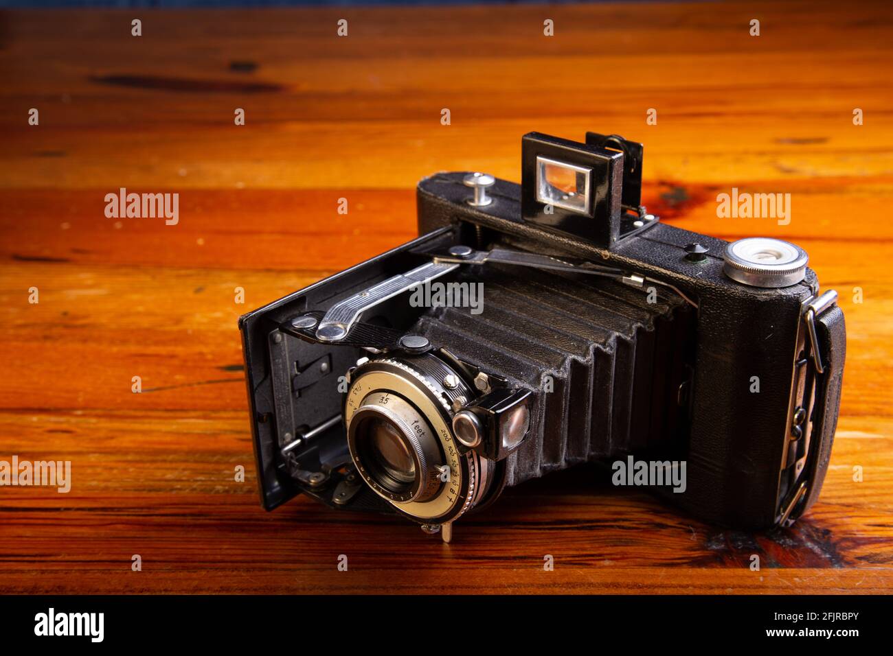 Old school camera hi-res stock photography and images - Alamy