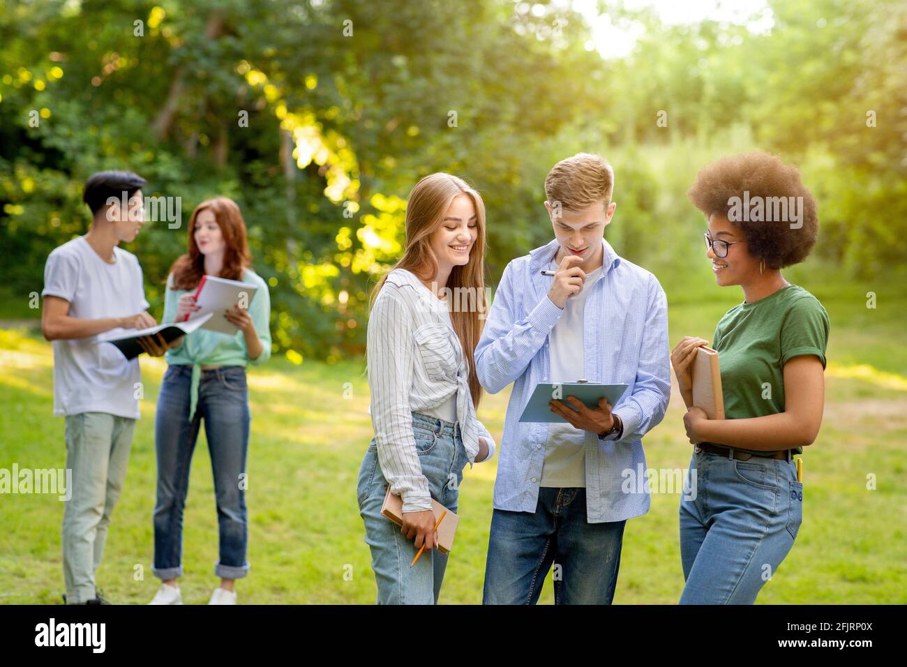 Multi ethnic group of students hi-res stock photography and images - Alamy