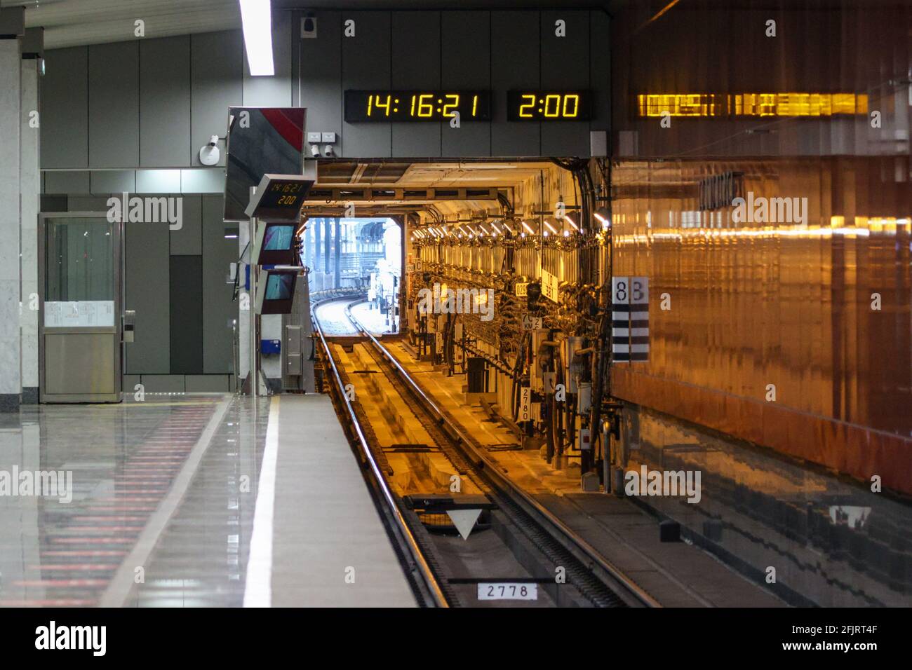 Tunnels of the Moscow subway Stock Photo - Alamy