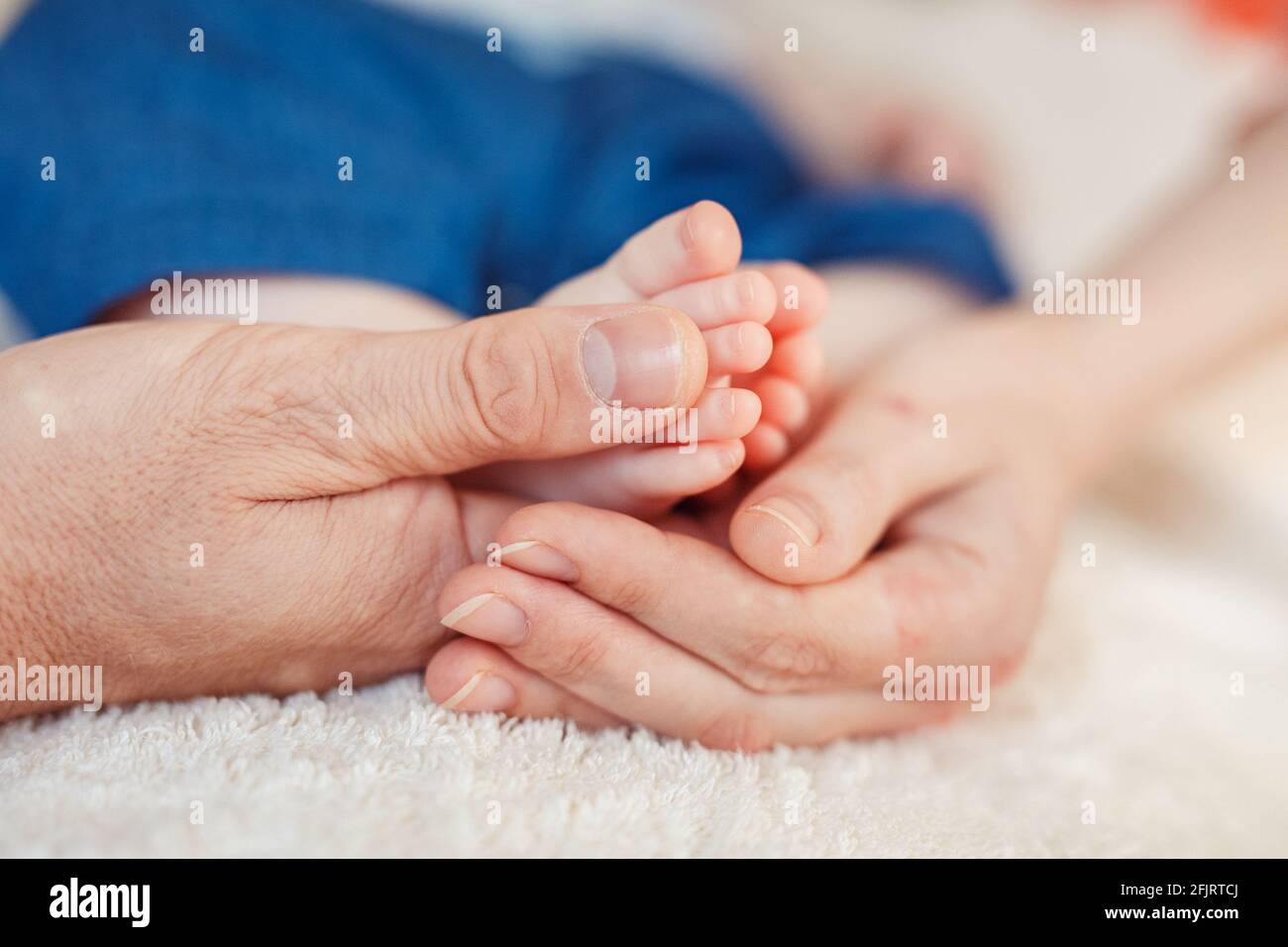 Baby foot in mother hands Stock Photo - Alamy