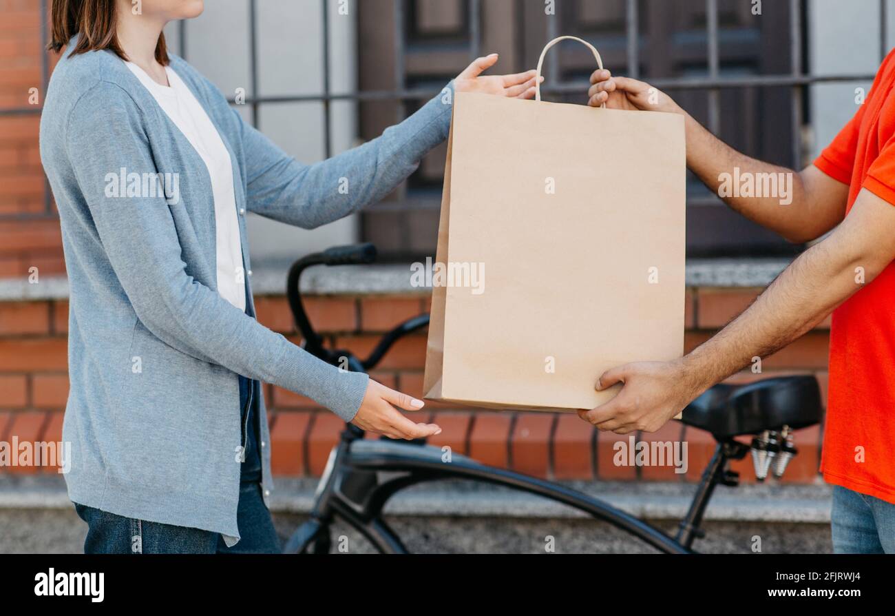 Healthy delivery lunch hi-res stock photography and images - Alamy