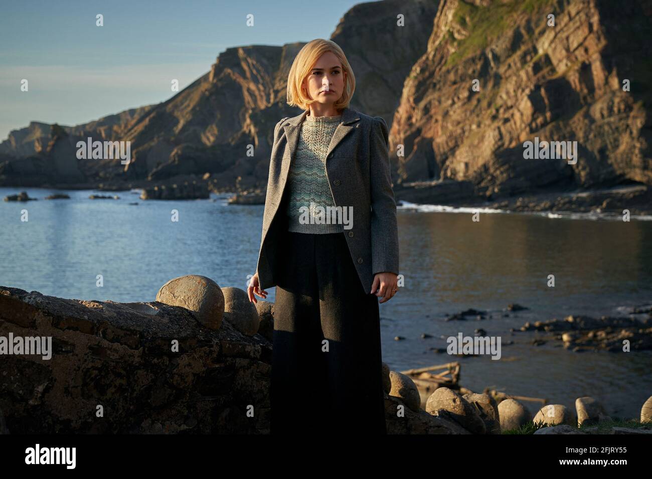 REBECCA (2020) LILY JAMES BEN WHEATLEY (DIR) NETFLIX/MOVIESTORE ...