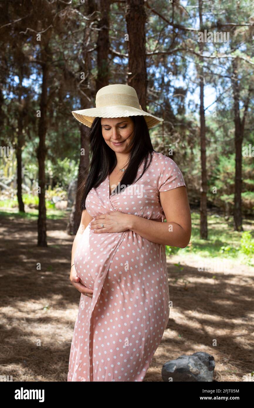 Beautiful portrait of pregnant woman with natural park background ...