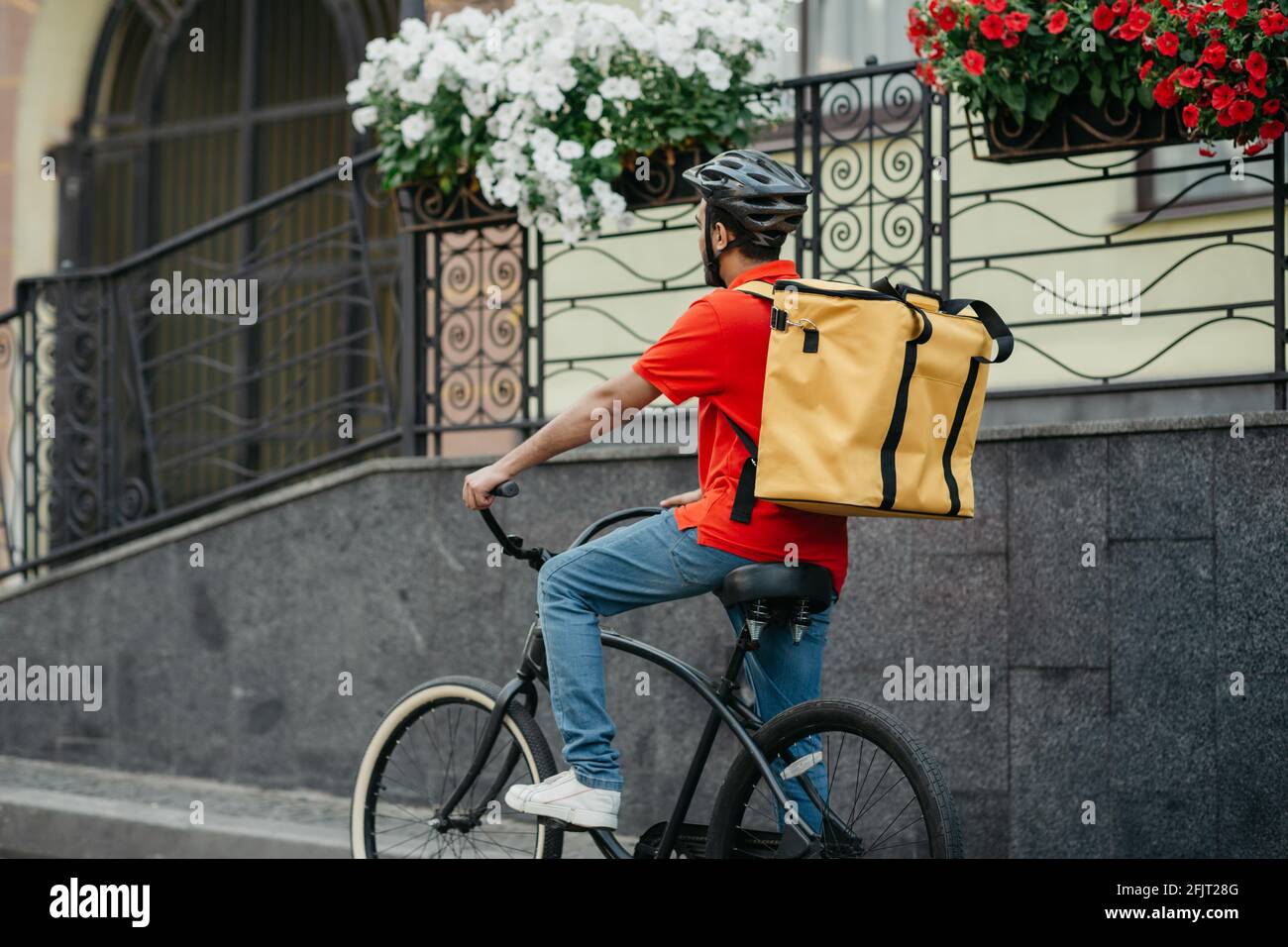 Food delivery services online hi-res stock photography and images - Alamy