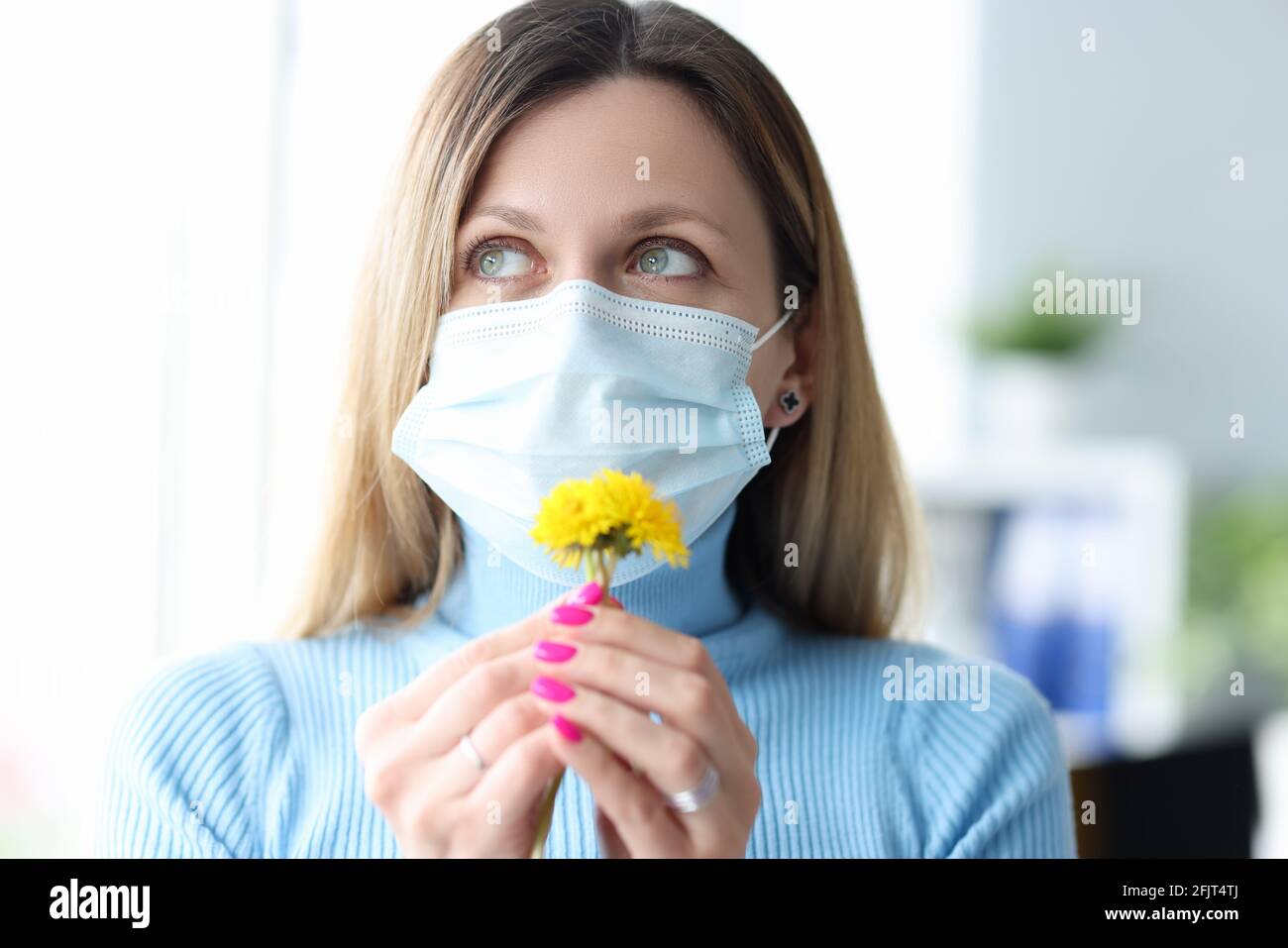 Sniff smell hi-res stock photography and images - Alamy