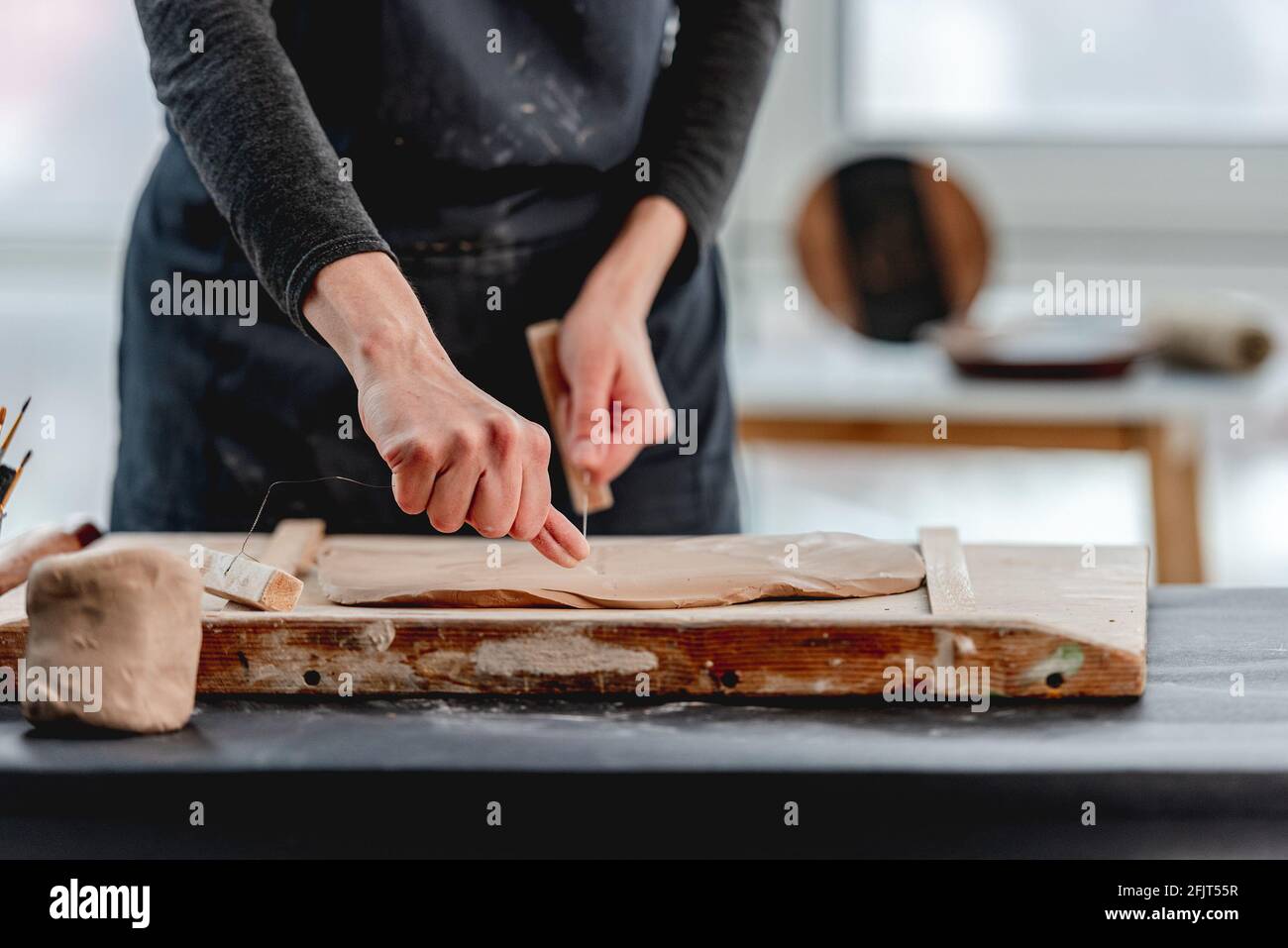 Clay cutting wire hi-res stock photography and images - Alamy