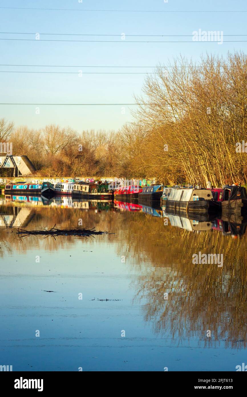 Uk houseboat canal lee river hackney hi-res stock photography and ...
