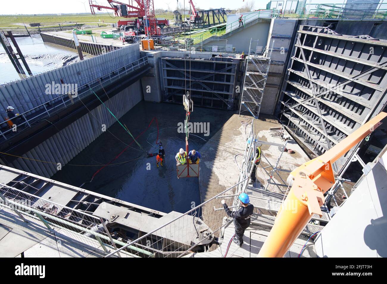 Crane lifting gate hi-res stock photography and images - Alamy