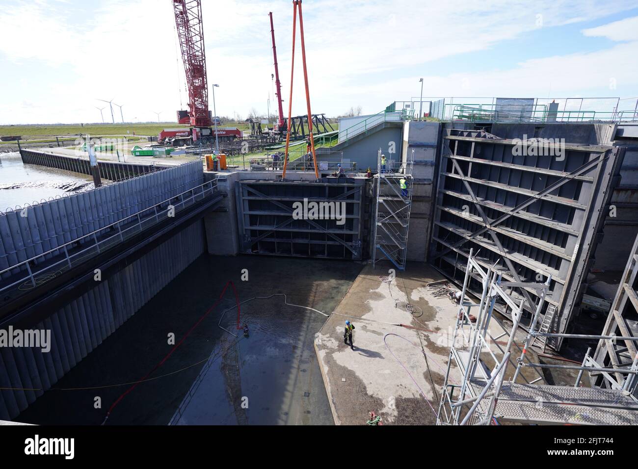 Crane lifting gate hi-res stock photography and images - Alamy