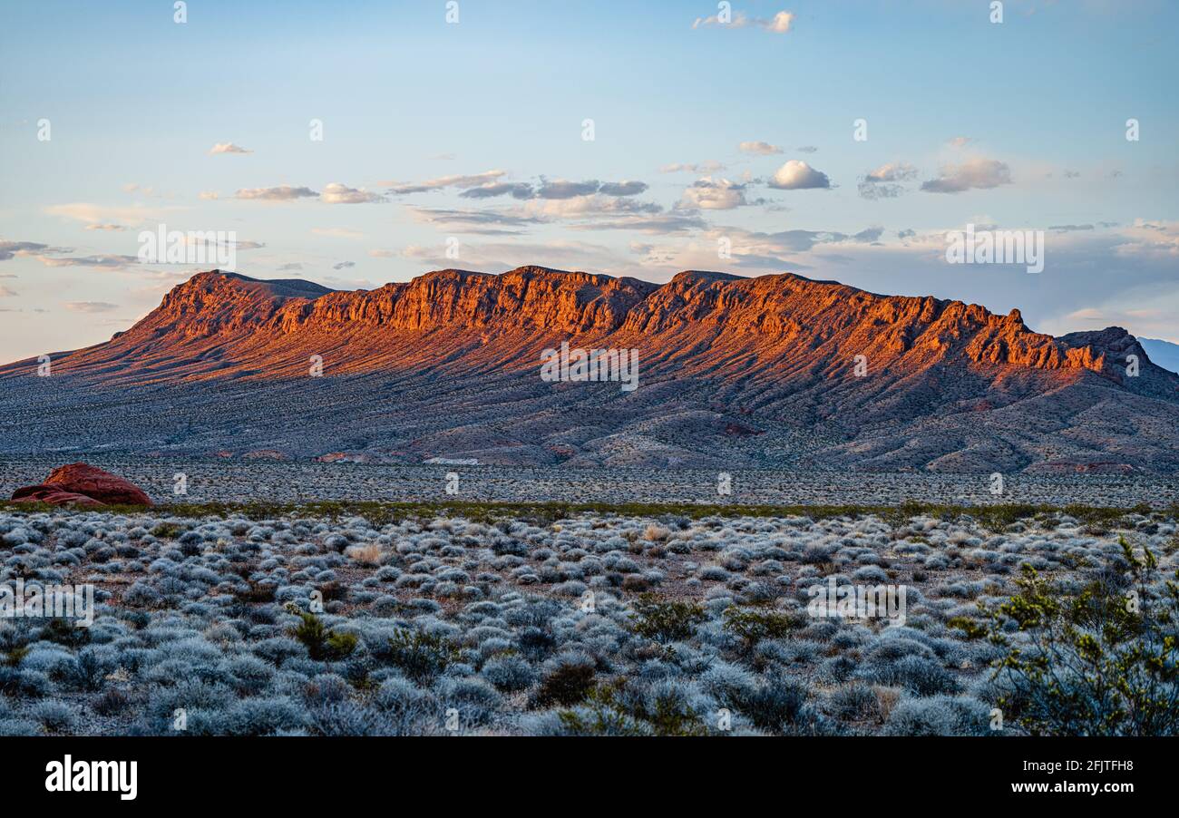 Red rocks mountain park hi-res stock photography and images - Alamy