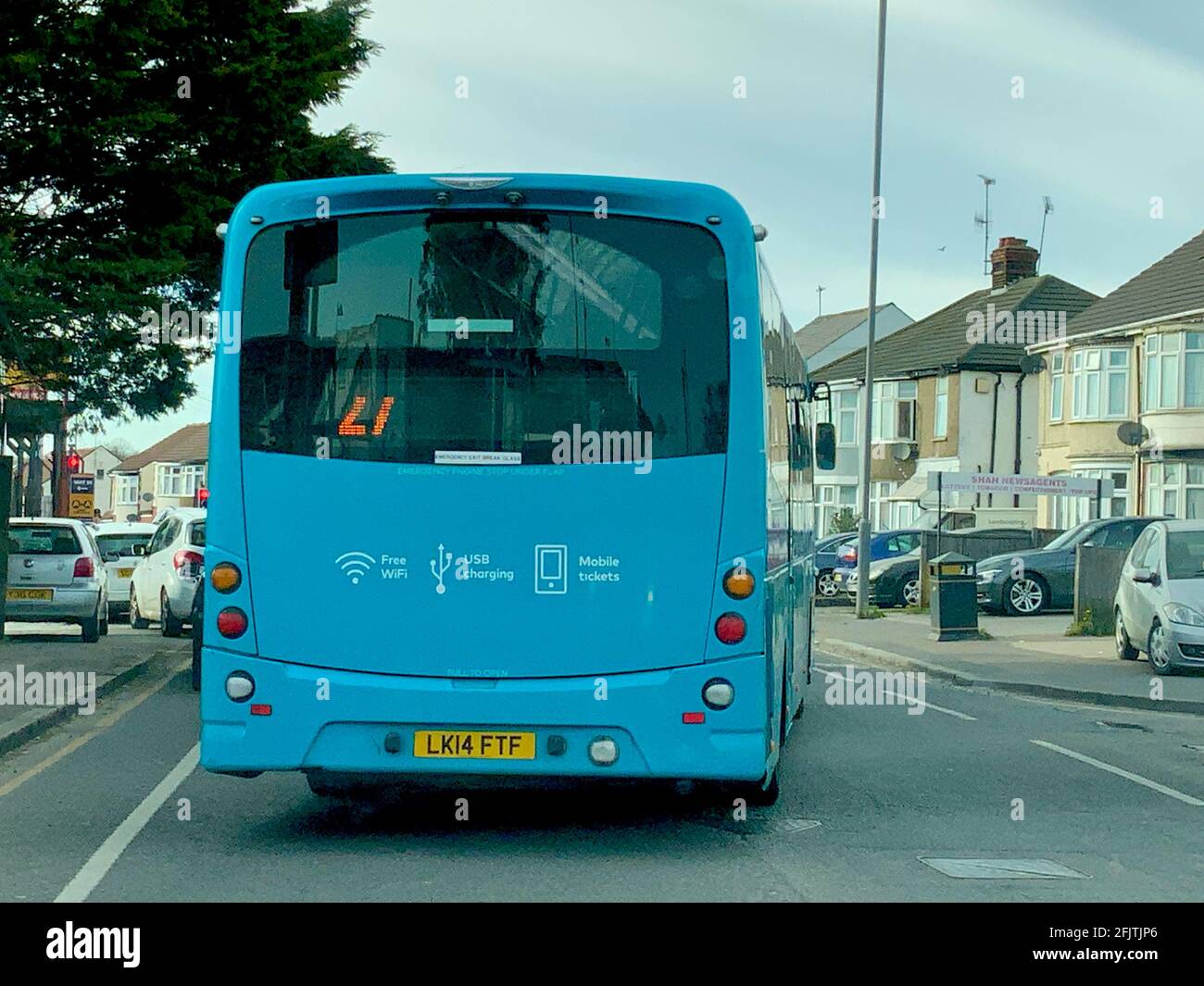 Bus london trees buildings tour bus hi-res stock photography and images ...
