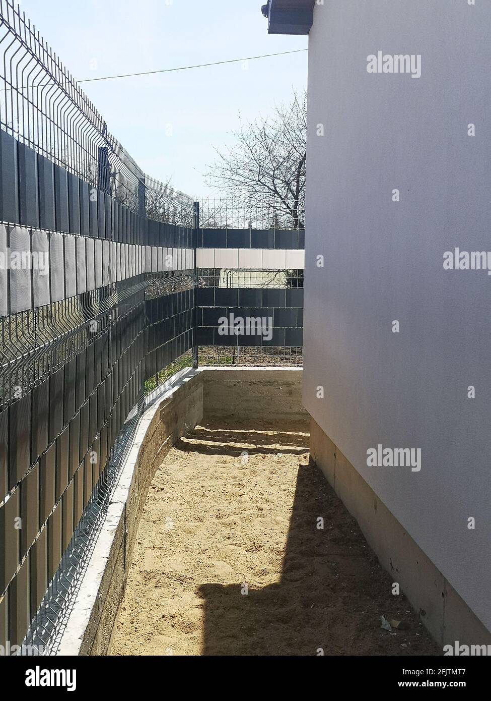 Narrow alley cobblestone private hi-res stock photography and images ...