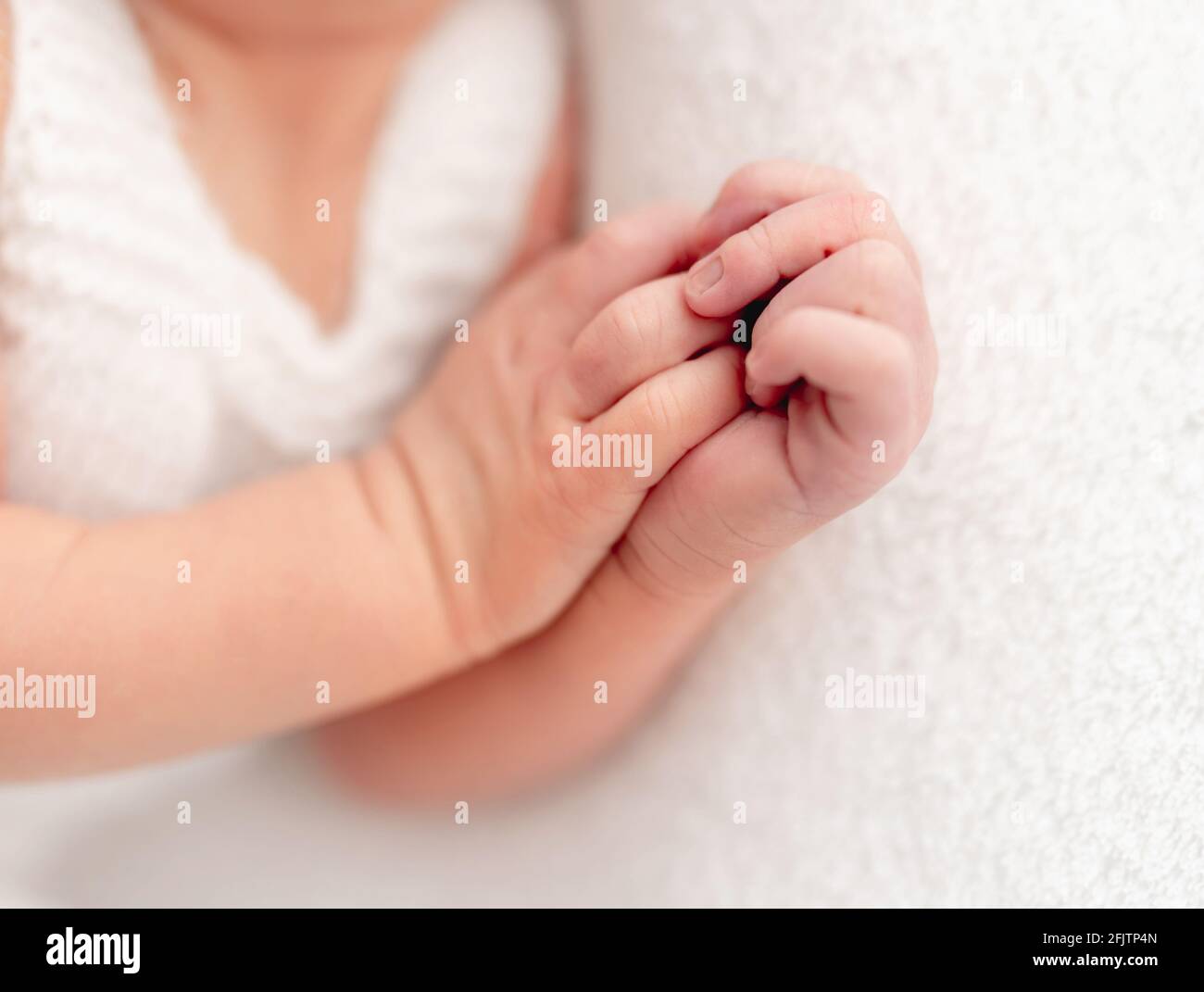 Hands of newborn baby Stock Photo - Alamy