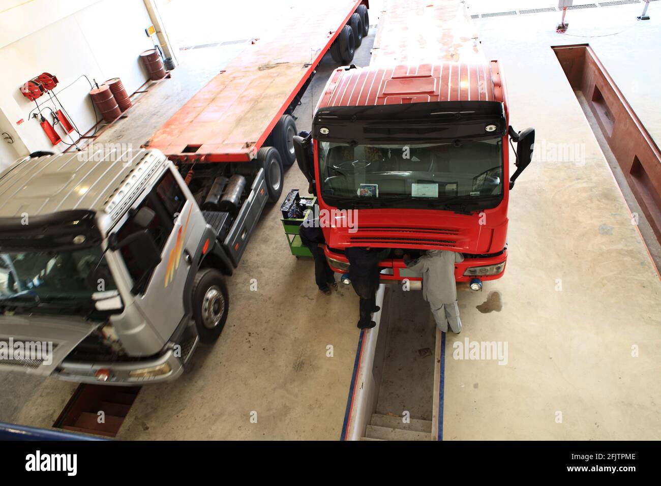 Group of mechanics hi-res stock photography and images - Alamy