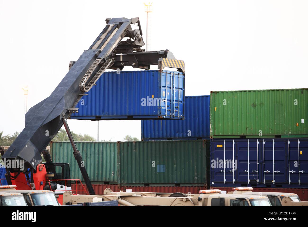 Forklift lifting cargo container hi-res stock photography and images ...