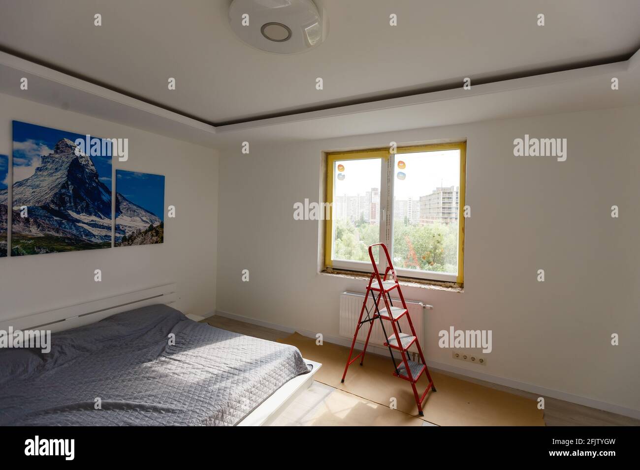 Repair in the slopes of the window. The process of applying a layer of ...