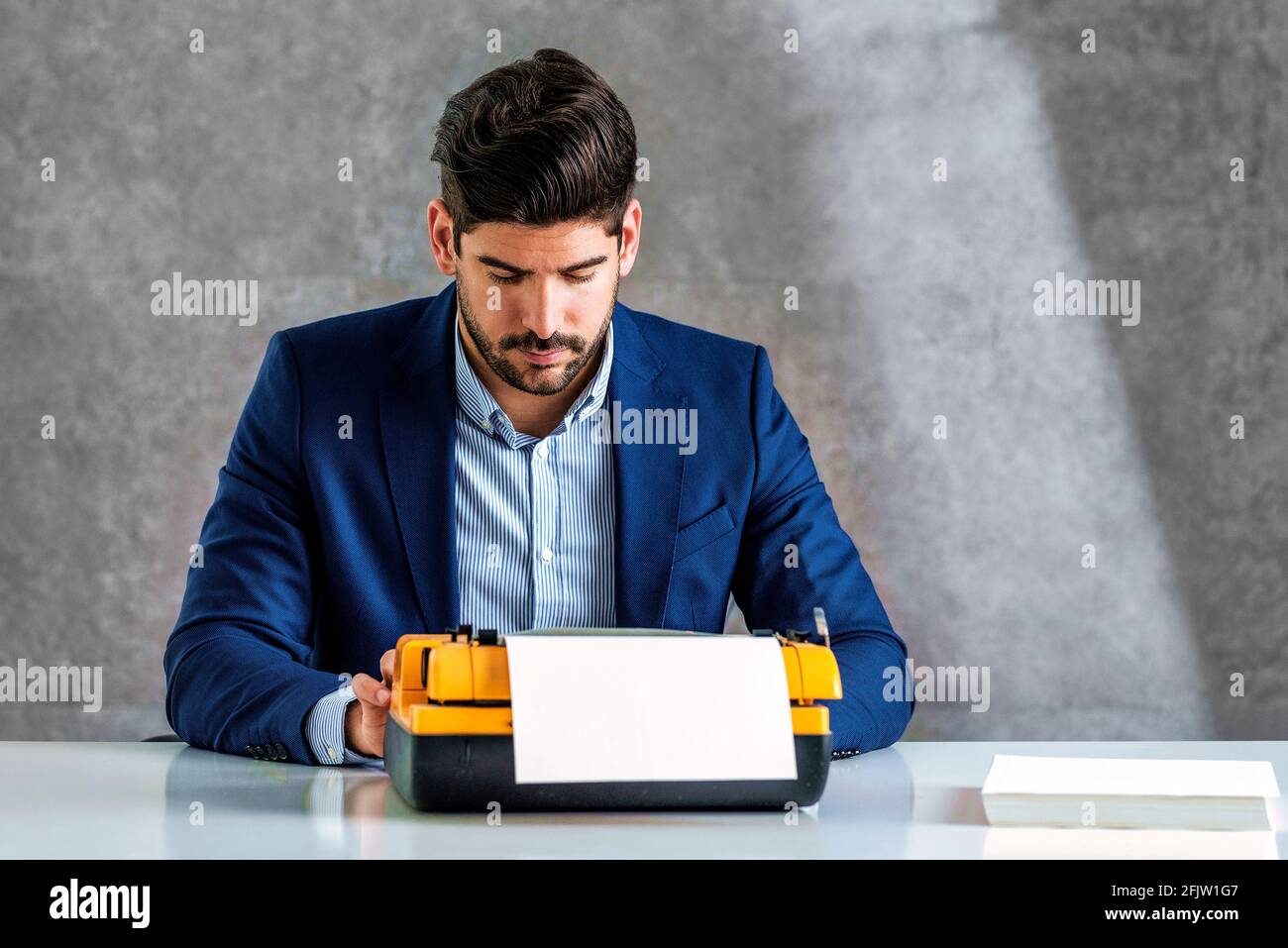 Man retro typewriter machine hi-res stock photography and images - Alamy