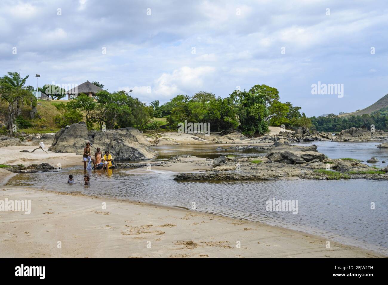 Gabon, Ogooué-Ivindo district, La Lopé, bathers in Ogooué river Stock ...