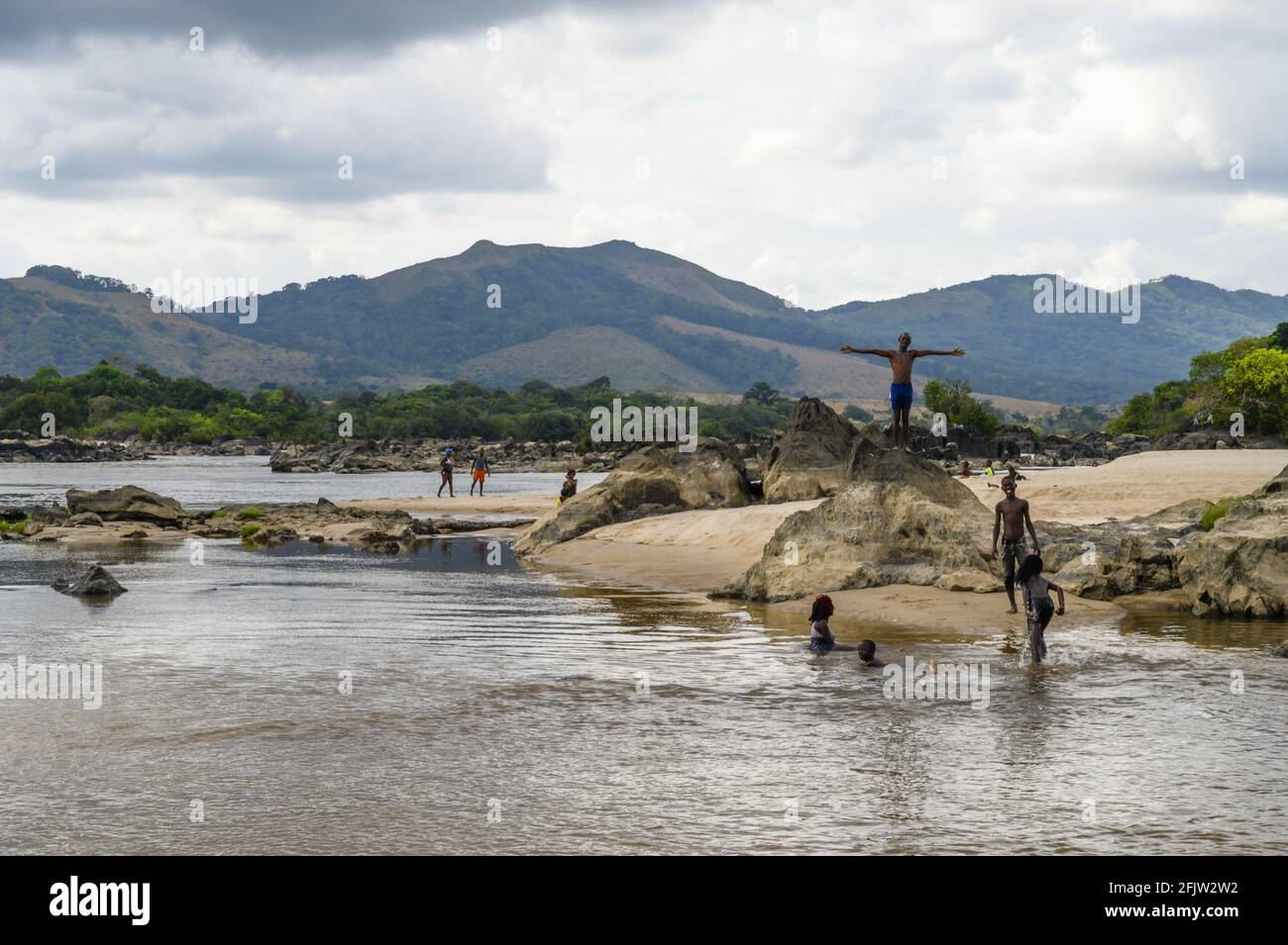 Gabon, Ogooué-Ivindo district, La Lopé, bathers in Ogooué river Stock Photo - Alamy