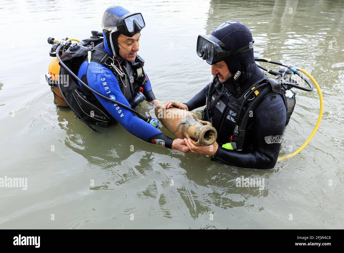 Scuba research hi-res stock photography and images - Alamy